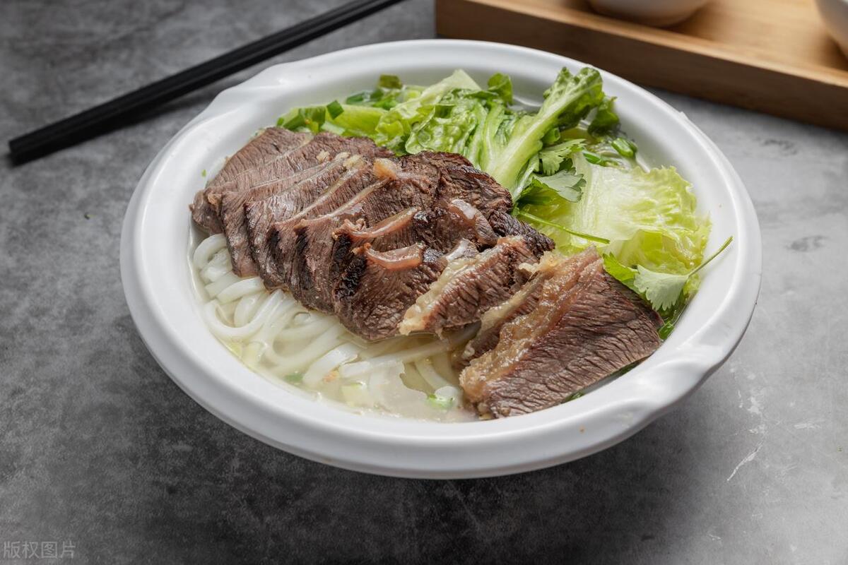 With sand tea sauce and beef as the main ingredients, the color is ...