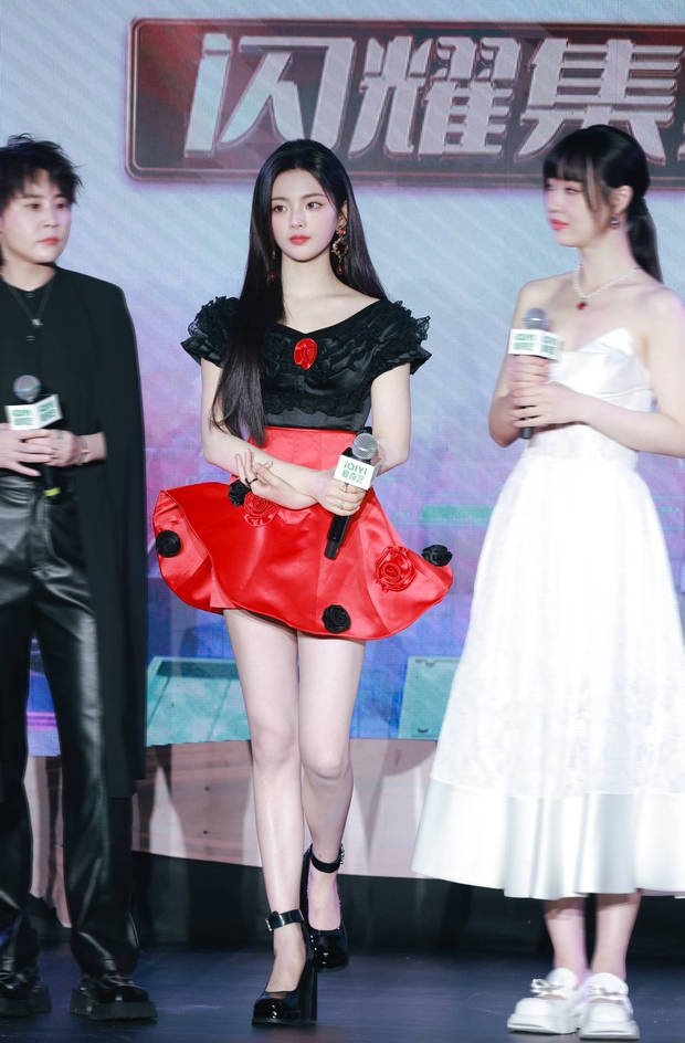"Pretty Battle" press conference: Yang Chaoyue's red dress is playful ...