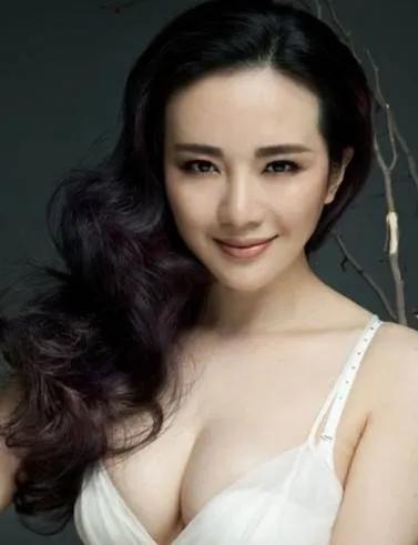 [Meng Shengqian Movie]-Sexy actress Meng Qian's red lips temptation photo - iNEWS