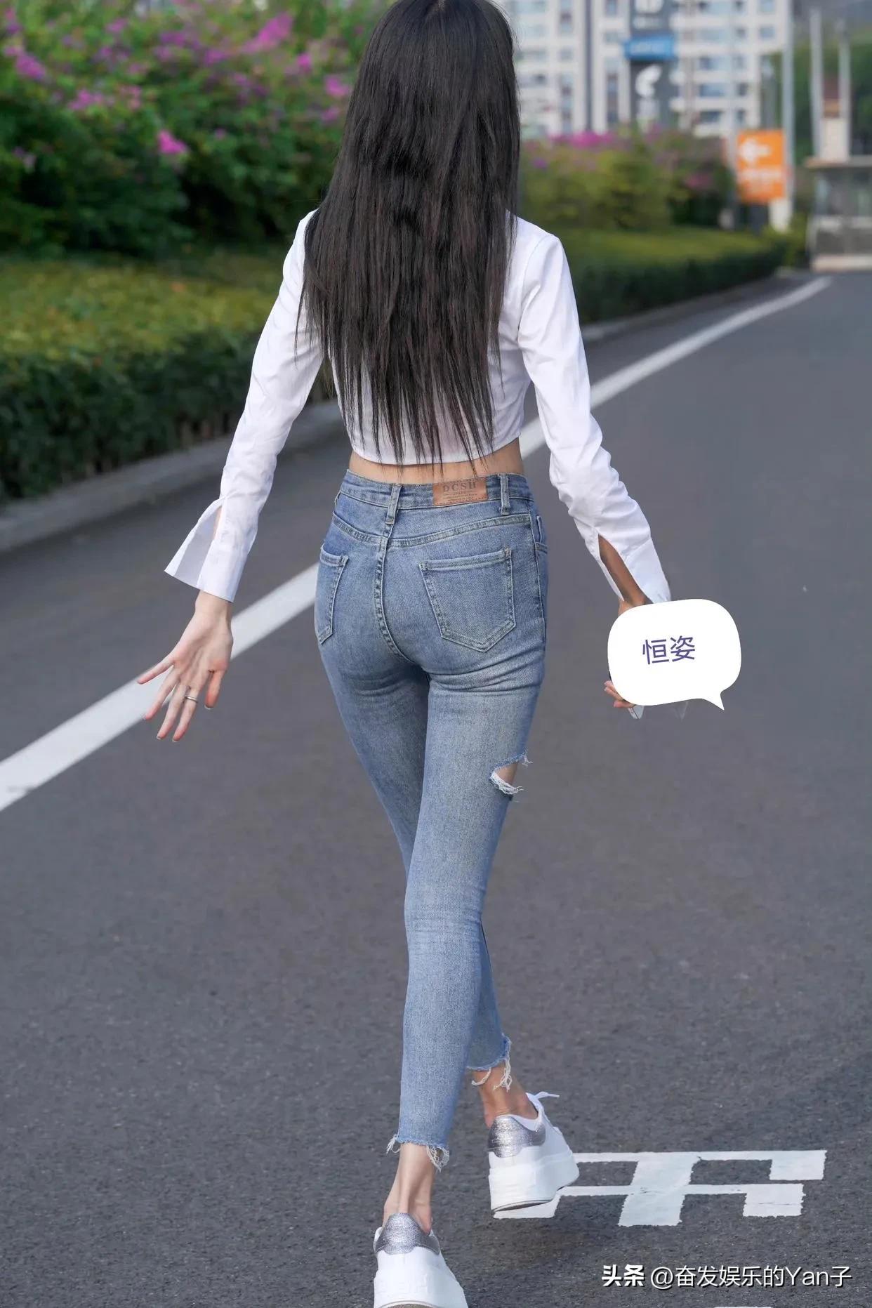 Street photo: white shirt and skinny jeans showing a small waist and ...