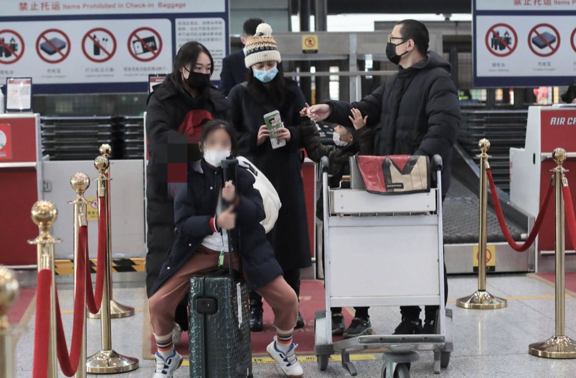 Mei Ting's family of four rarely share the same frame, their children ...