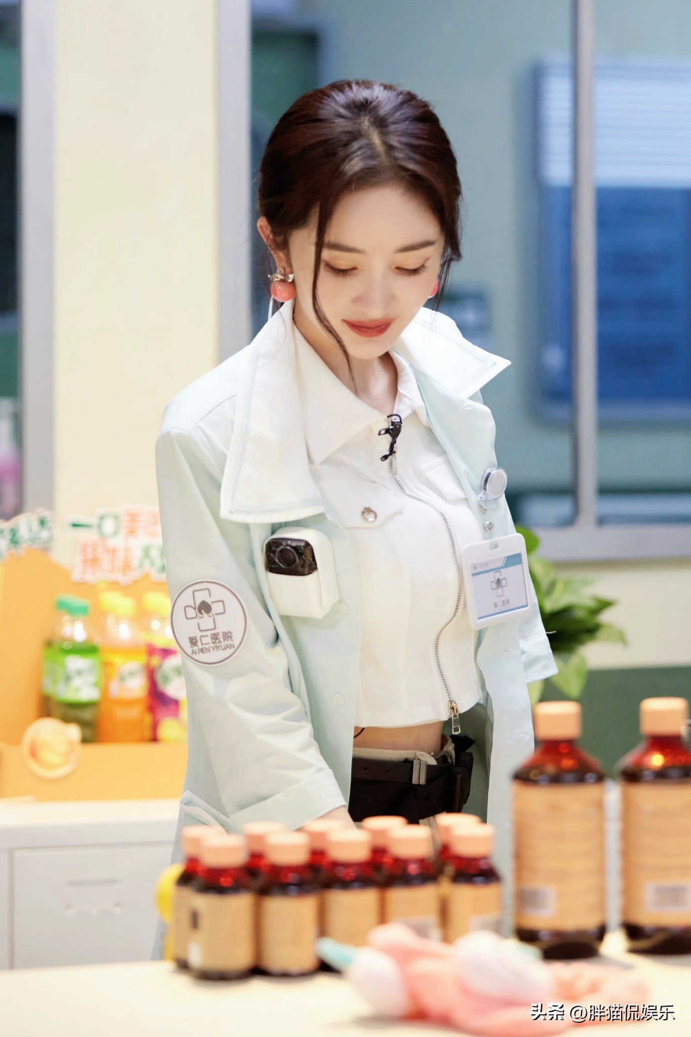 Yang Mi's variety show puts on a gown and turns into a female doctor ...