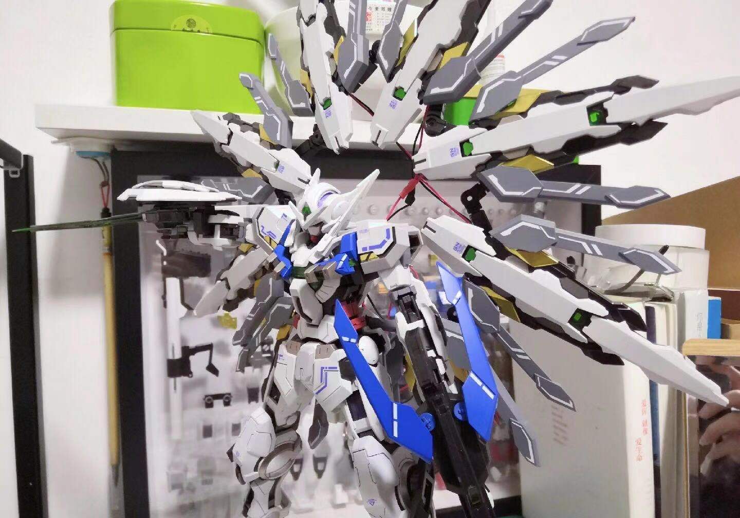 "Peacock Trial" Eight Shields, White Justice Gunpla with Lights - iMedia
