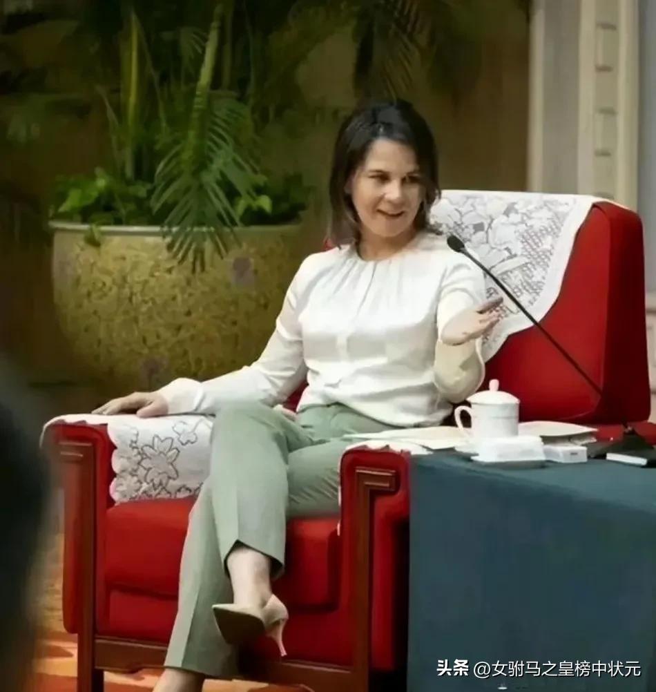 It's all hot, "Guan Wei Lie" and singer Chen Kai shook hands with Zhang Songwen in his pocket ...