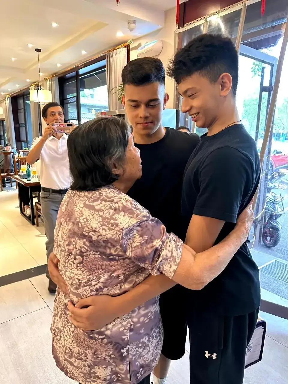 Shi Kesun's family portrait celebrates his 91-year-old mother's ...