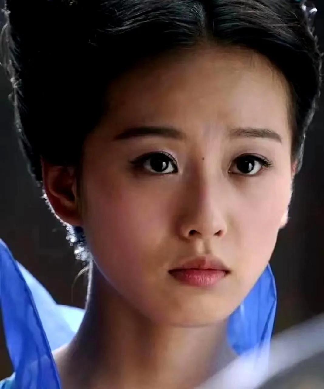 What does a mole between eyebrows mean? There will be no hit works ...