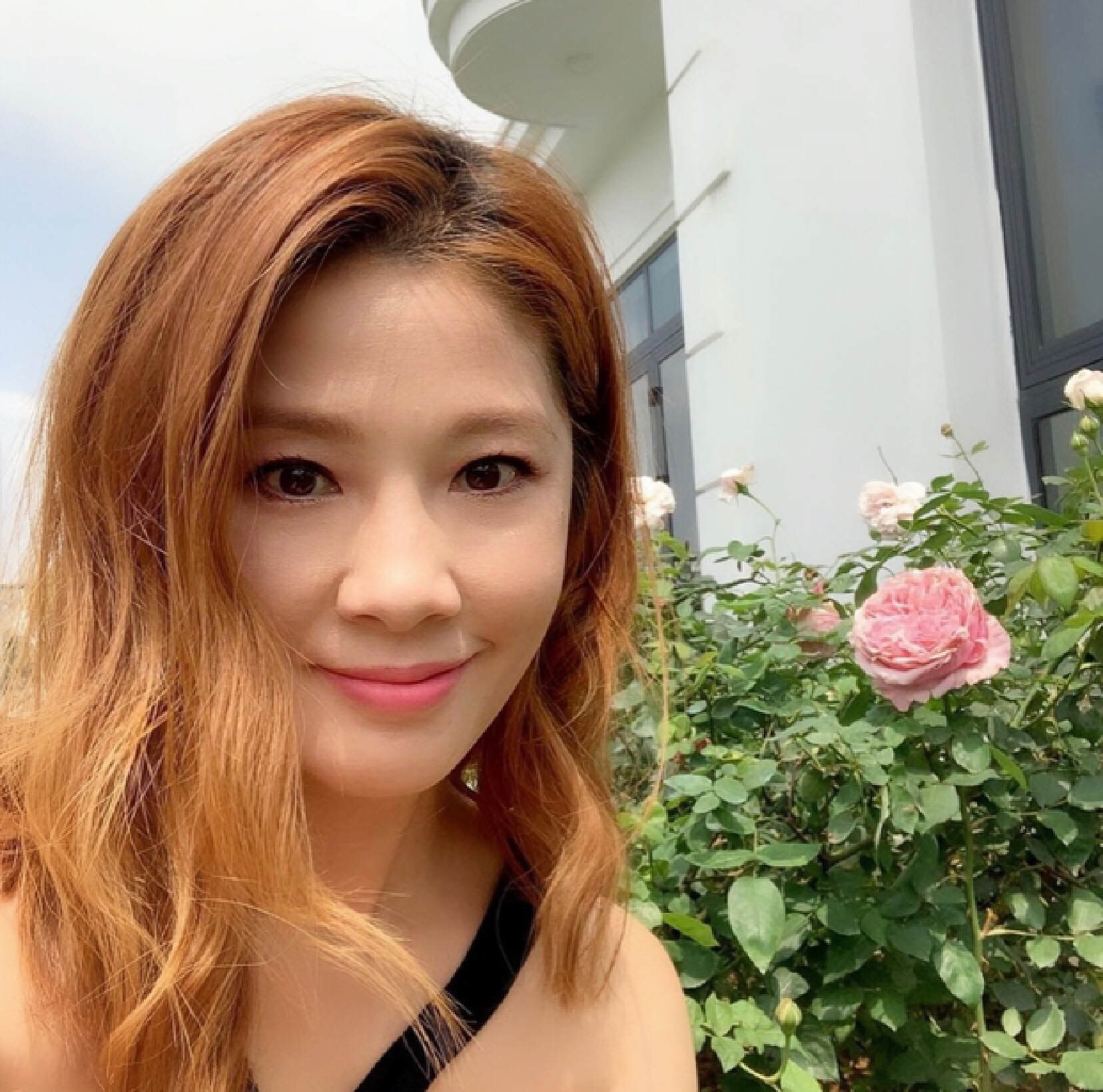 A well-known Hong Kong actress pretends to be charming and reveals her ...