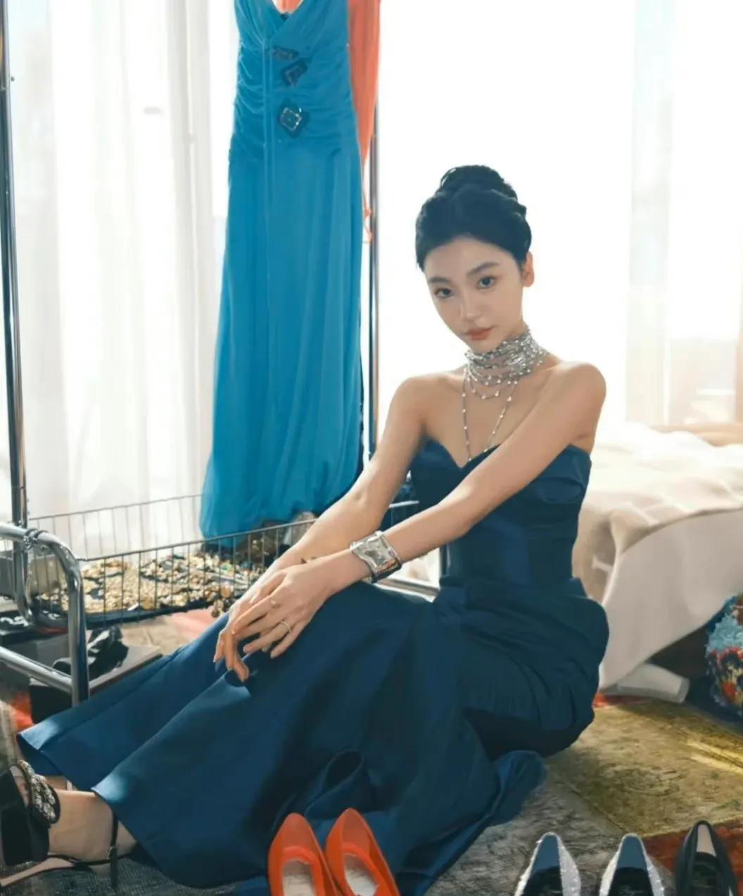 Yi Mengling is really popular this time, wearing a dark blue dress to ...