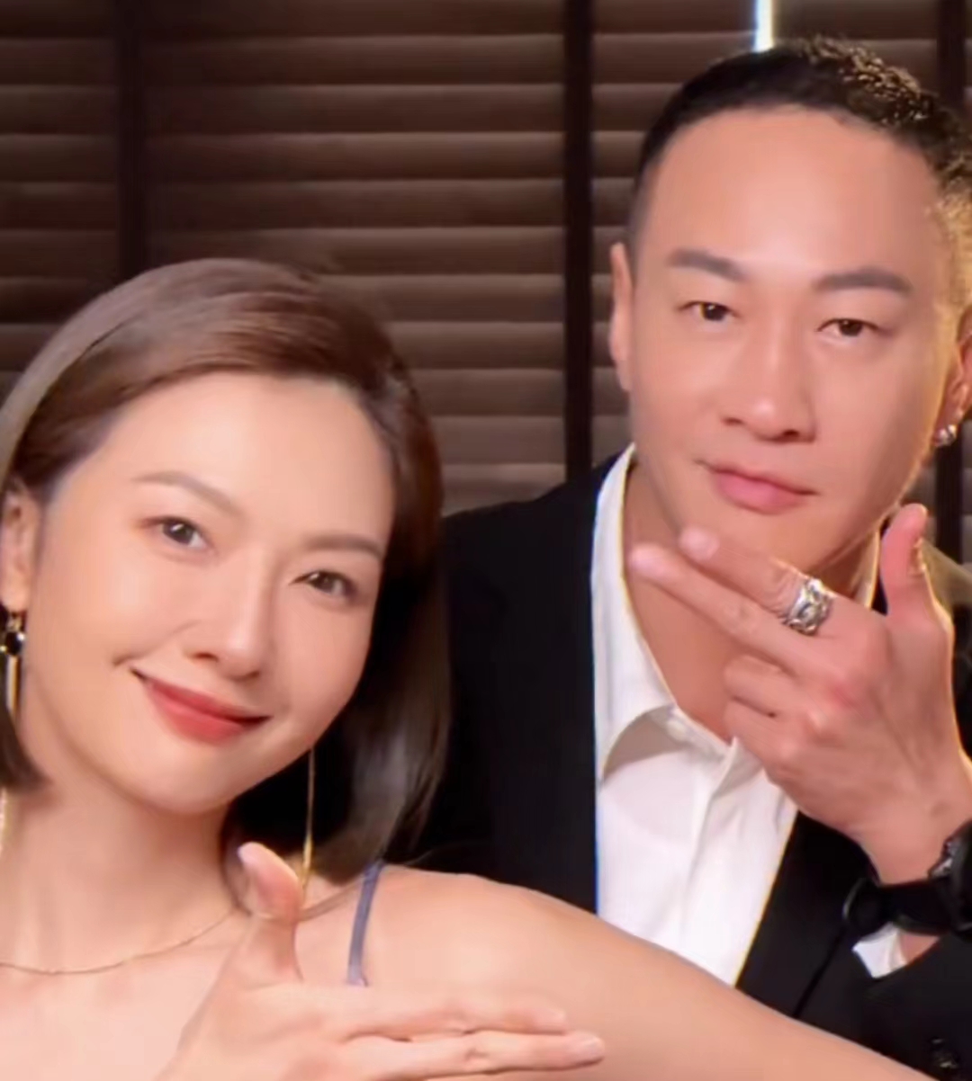 The 47-year-old hunk Ho Rundong posted intimate photos. Behind him, the cabinet sister's wife is ...