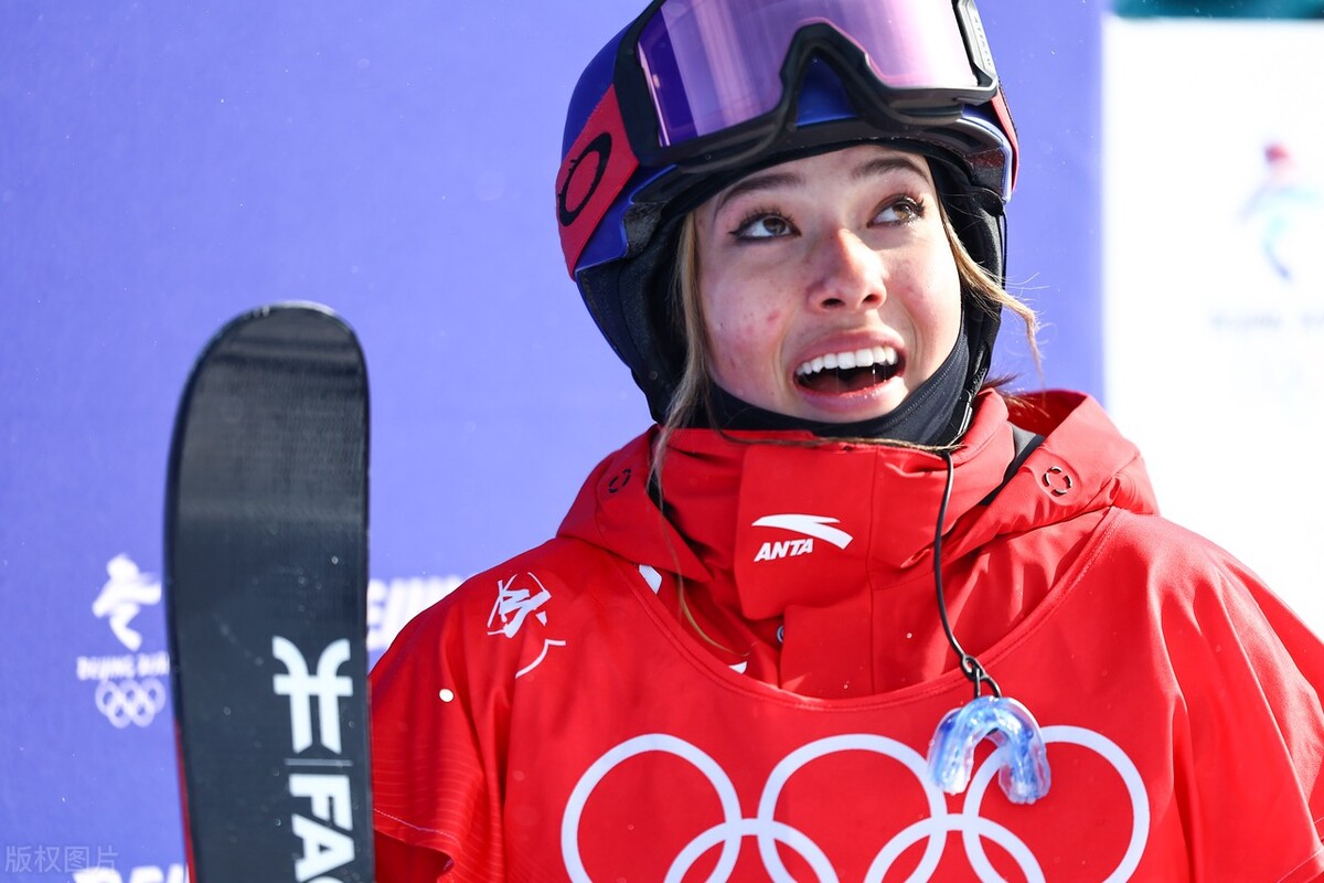 Gu Ailing appeared in New York in a leather skirt and attended the Met ...