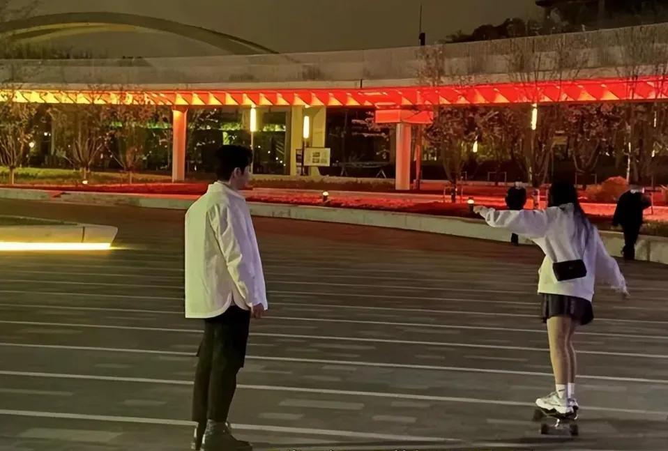 Huang Xiaoming accompanies Ye Ke on skateboarding, his eyes are full of ...