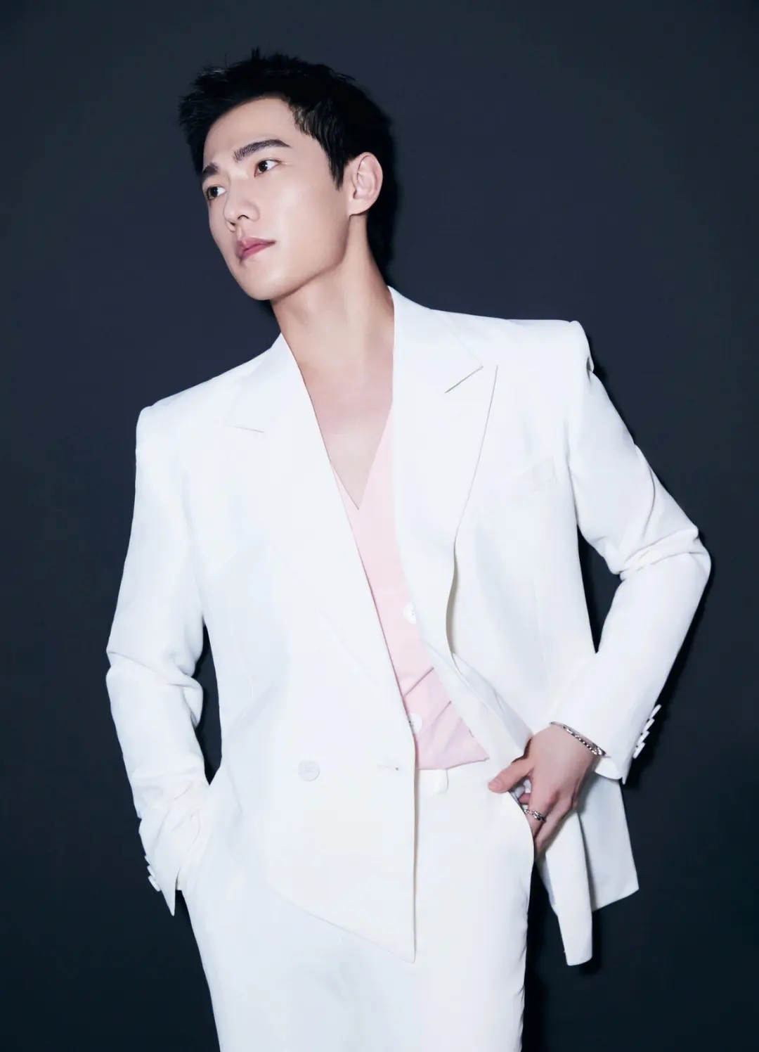 Makeup artist Wu Miao said that Yang Yang himself is really not short ...