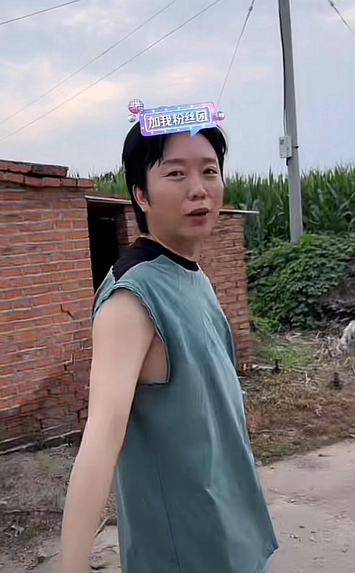 Well-known singer Li Yugang is worth over 100 million but chose to live ...