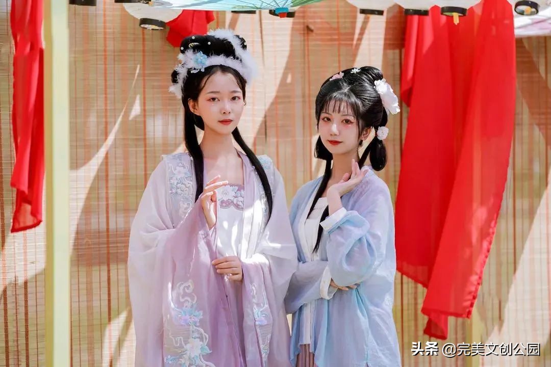 The traditional Hanfu craftsmen in the old warehouse give vitality to ...