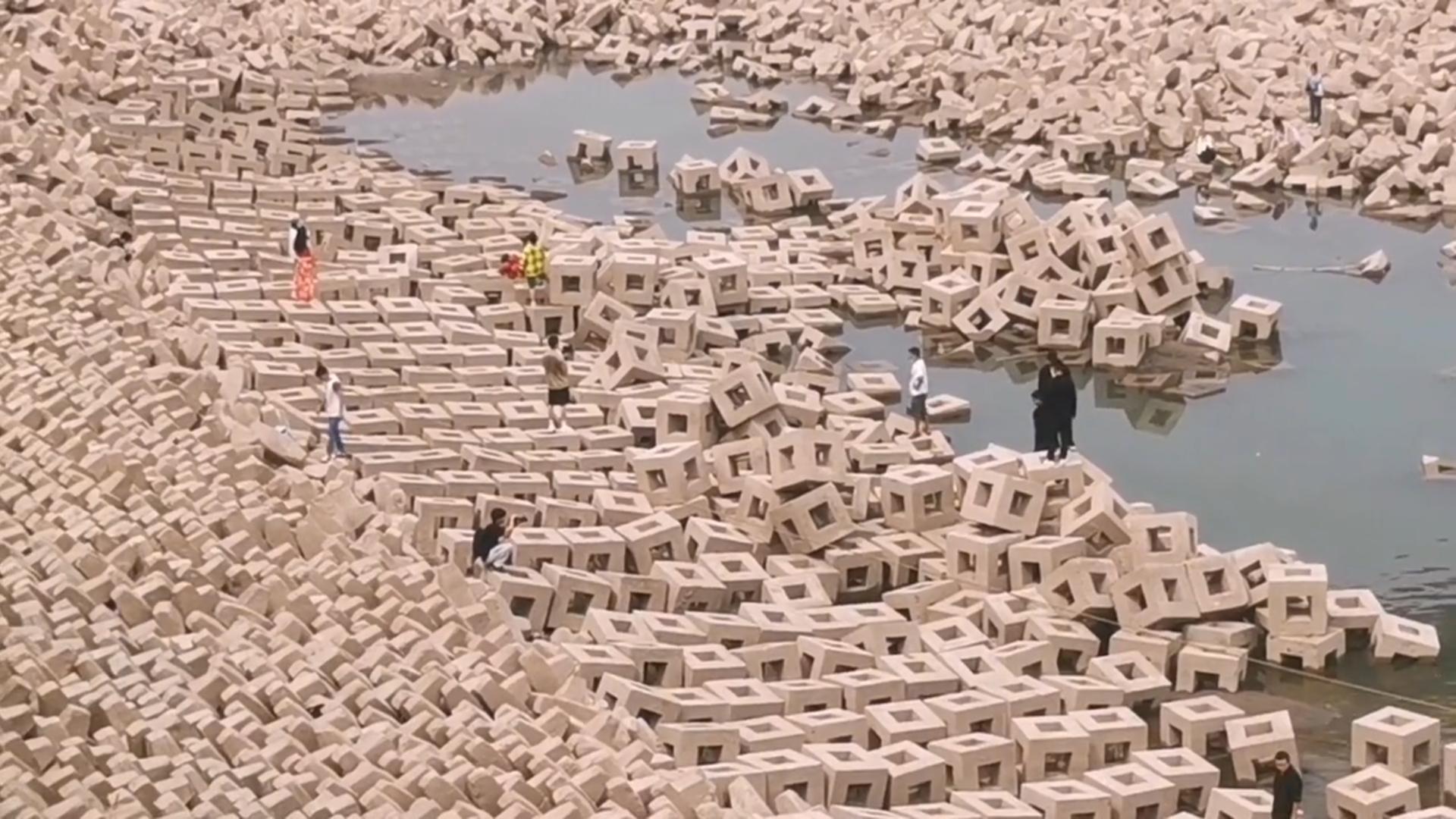 After the water level dropped along the Yangtze River, a "stone array ...