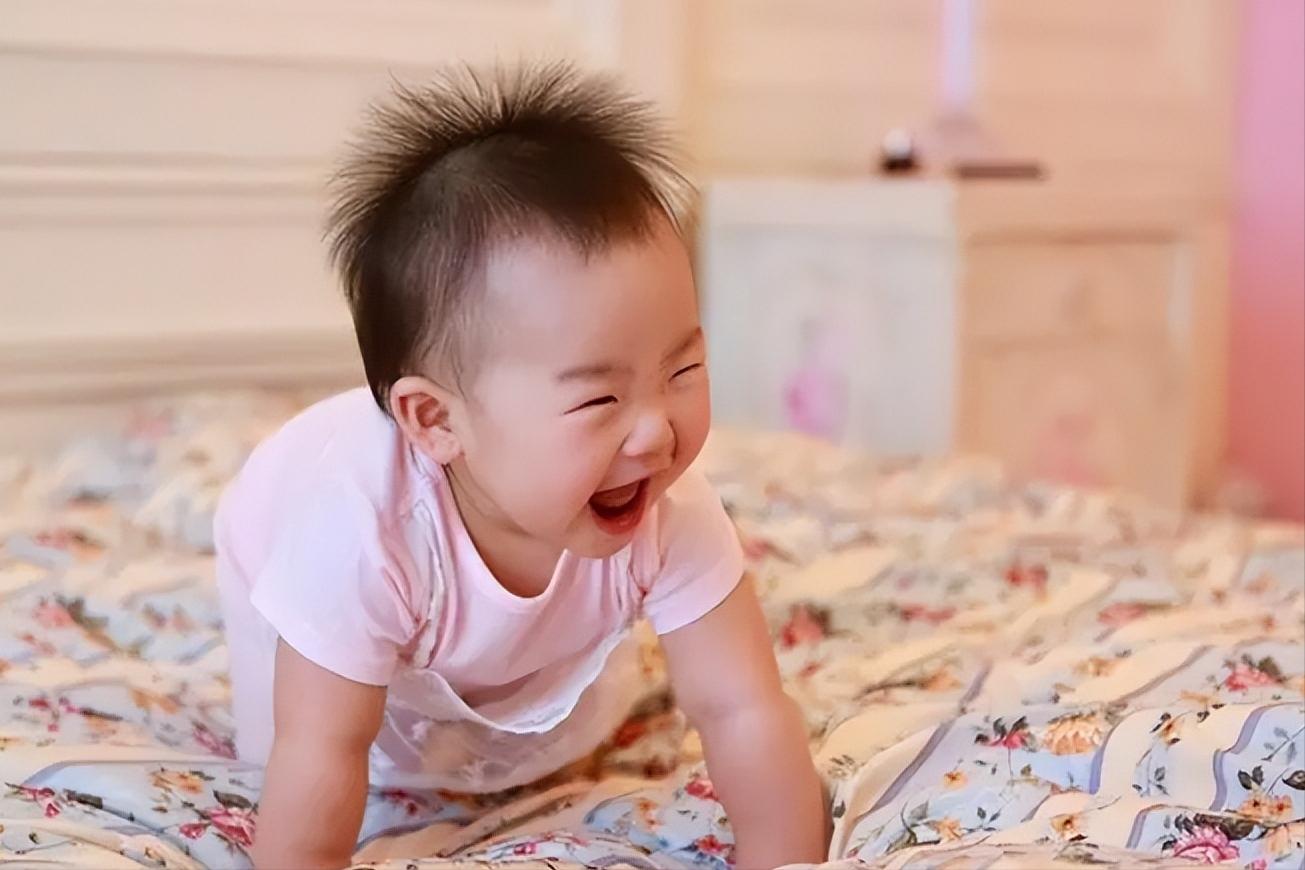 Cecilia Cheung and Sun Donghai appeared in the swimming pool, wearing ...