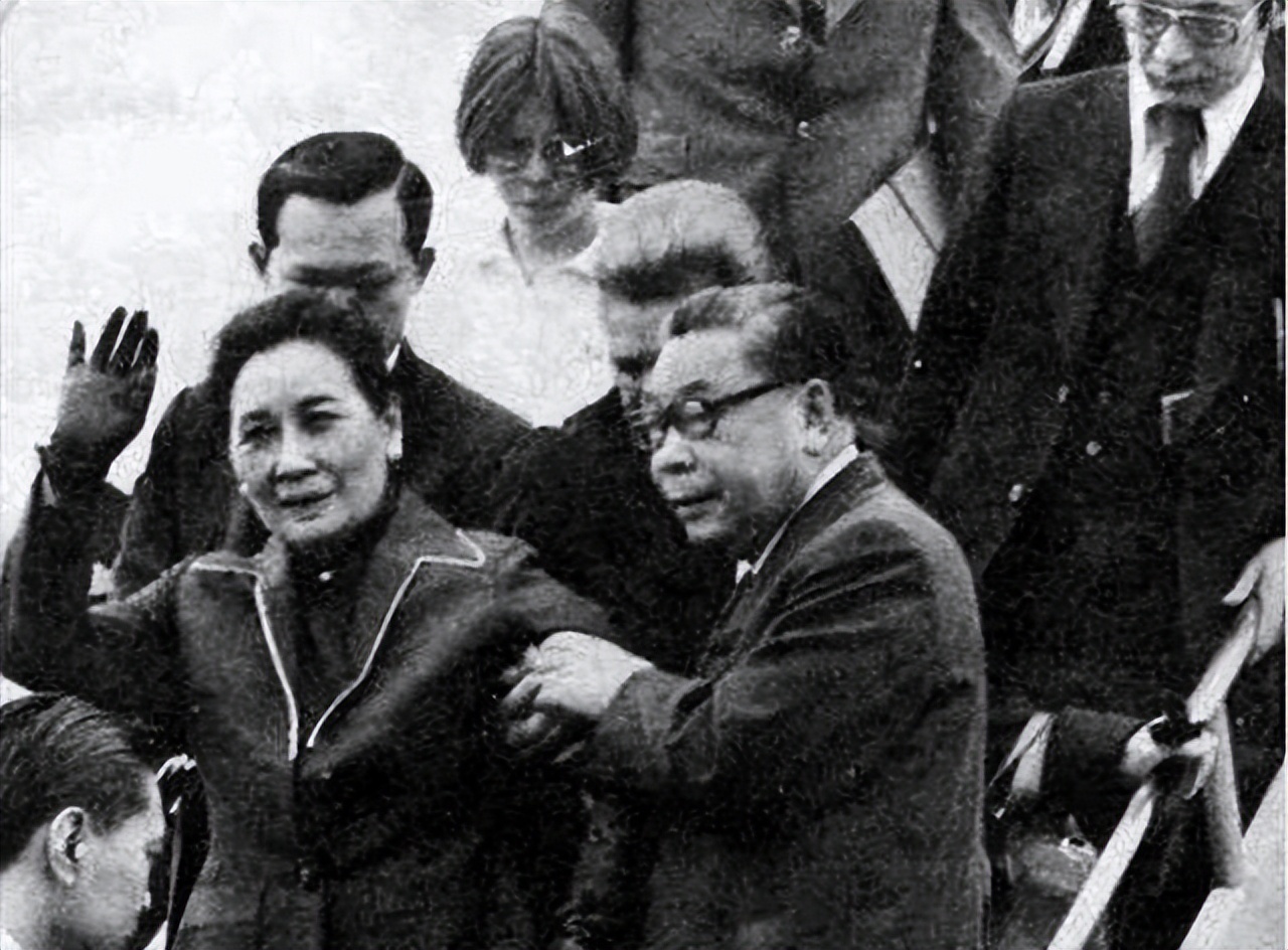 At Chiang Kai-shek's funeral, Chiang Ching-kuo announced a decision ...