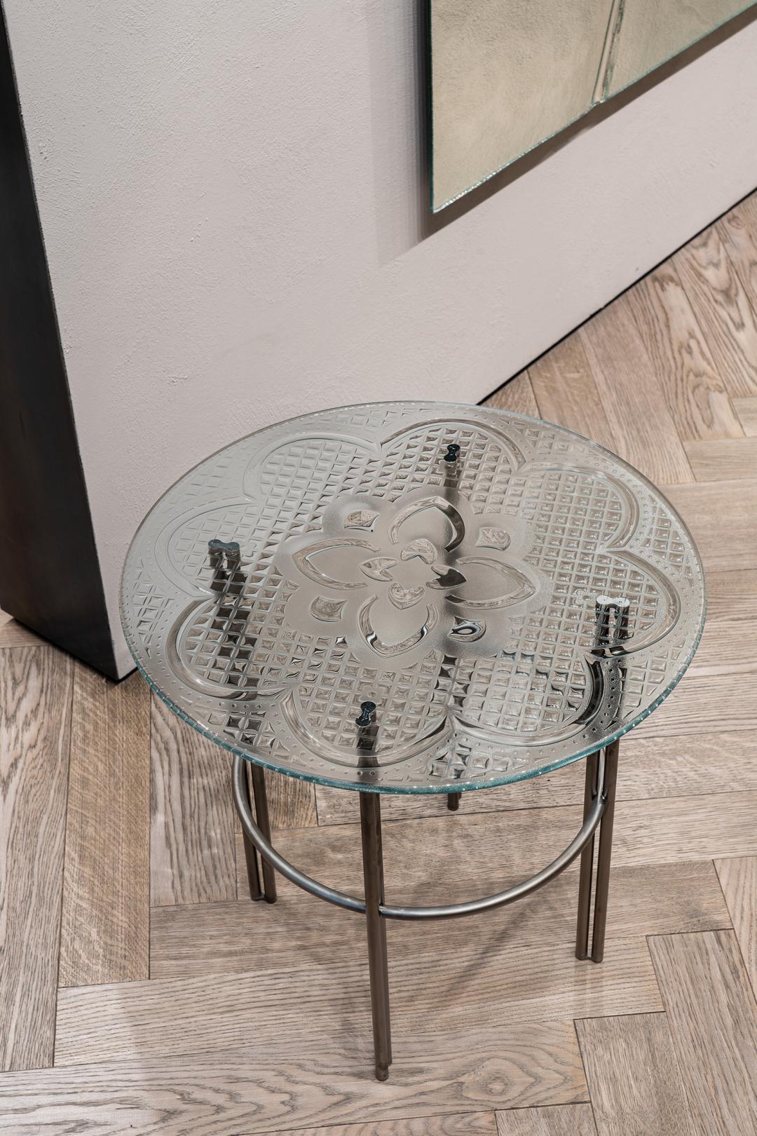 CRISTALINE Coffee Tables & Desks: Delicate flowers bred by mastery of technology - iNEWS