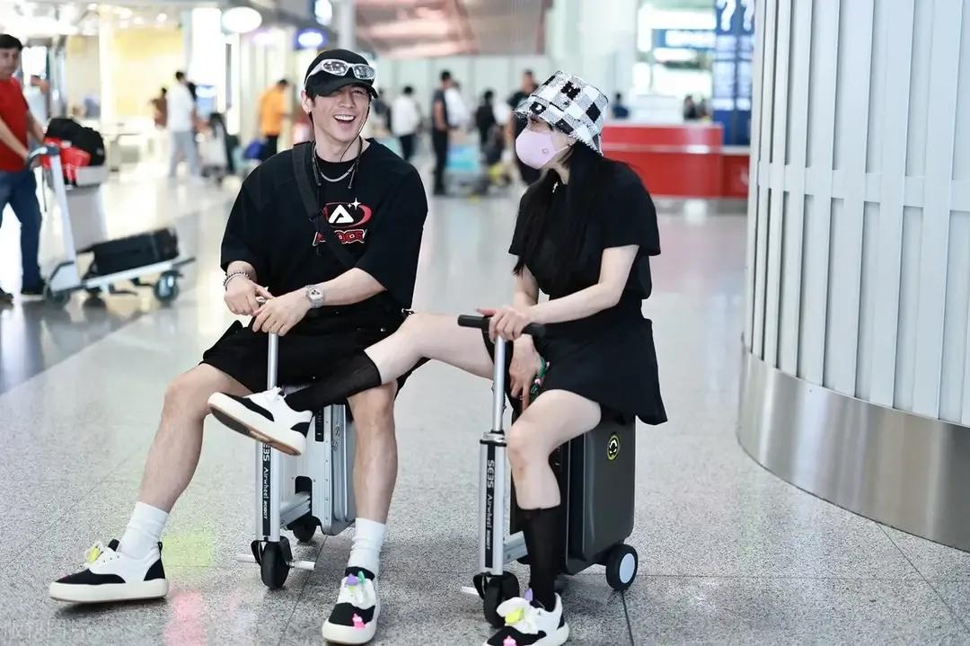 Christy Chung and Zhang Lunshuo show off their love at the airport ...