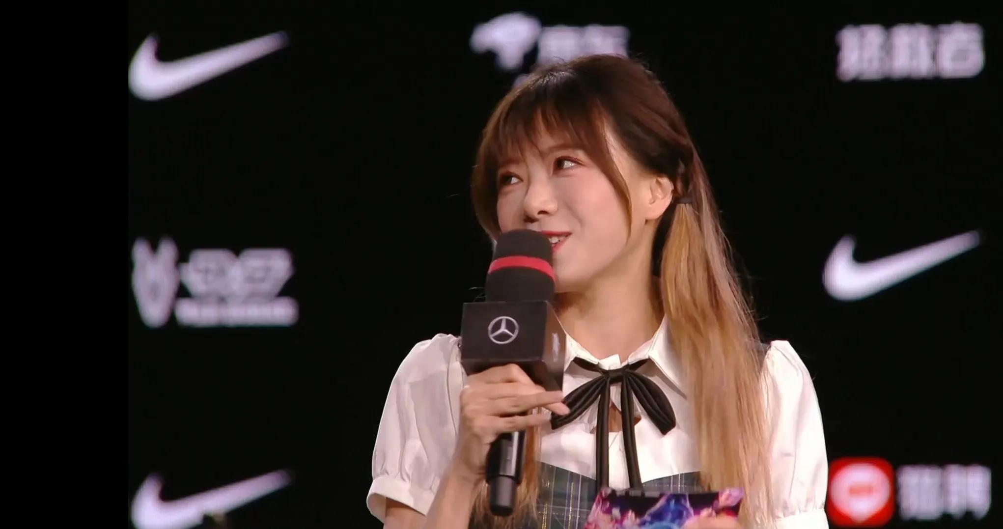 lol-LPL beauty hosts commentary "Who is more beautiful"? - iNEWS