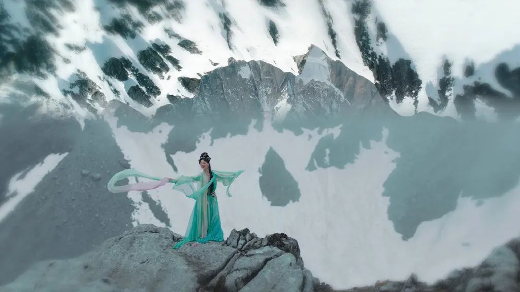The goddess Luo Wenbo descended to the Jade Dragon Snow Mountain and ...
