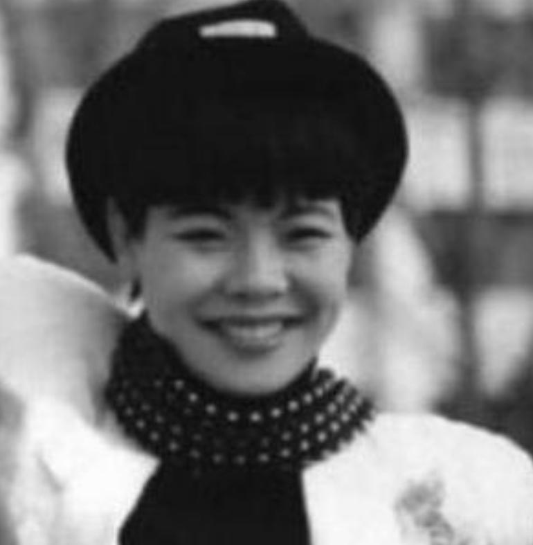 Singer Xie Jin: Singing red [rap face makeup], once as famous as Naying ...