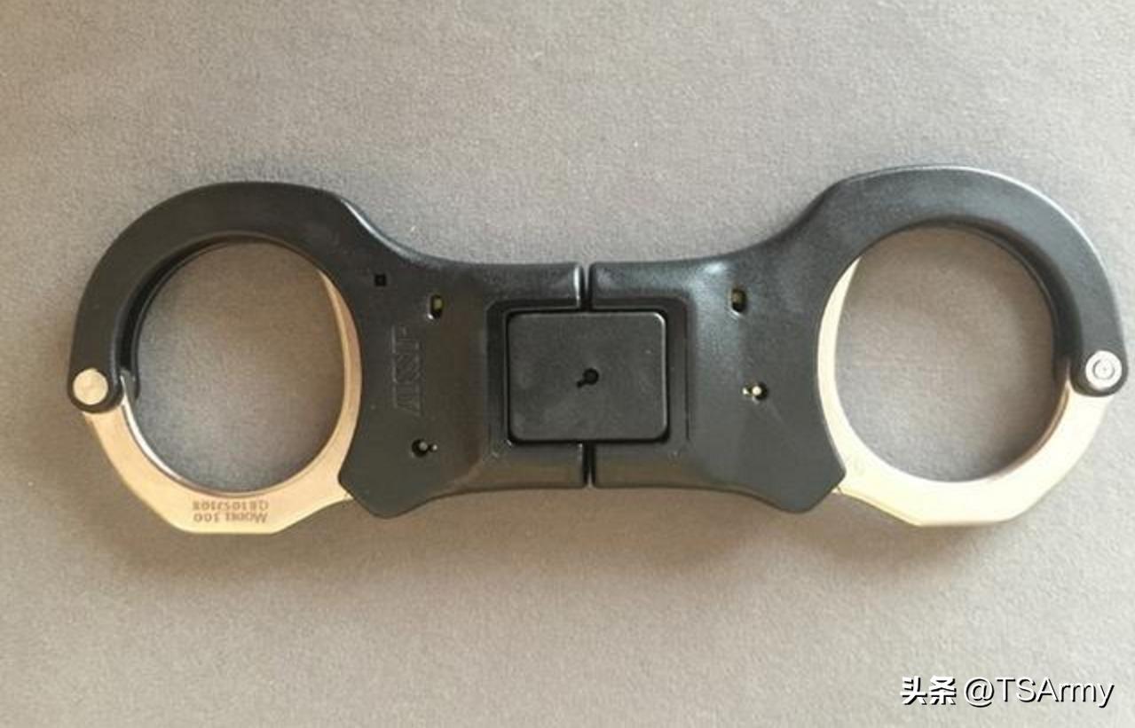 12 pieces of equipment for a single police officer in the United States ...