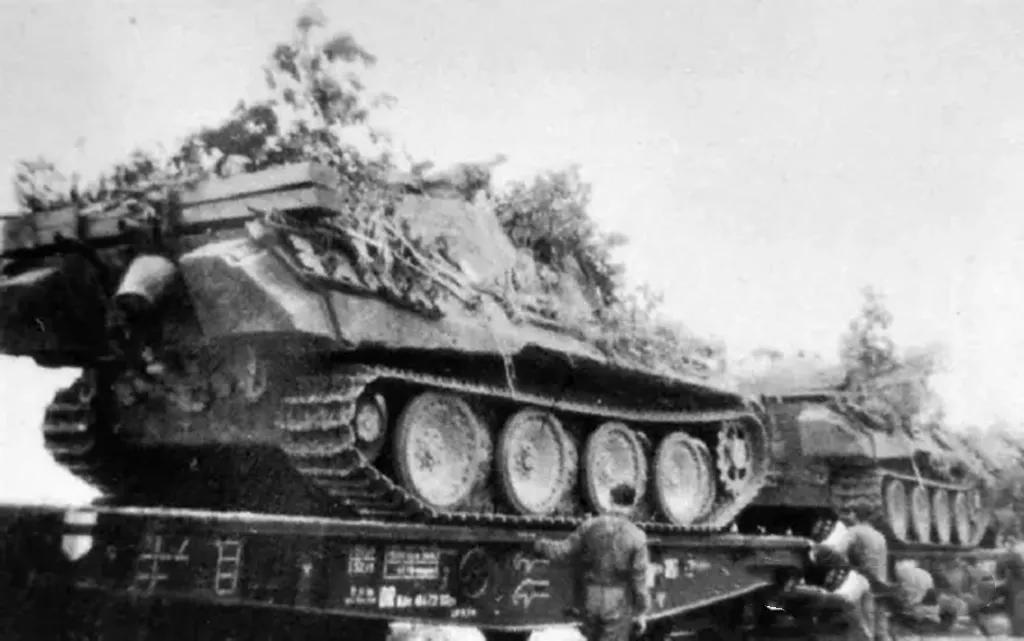 Panther tanks on the Eastern Front - iNEWS