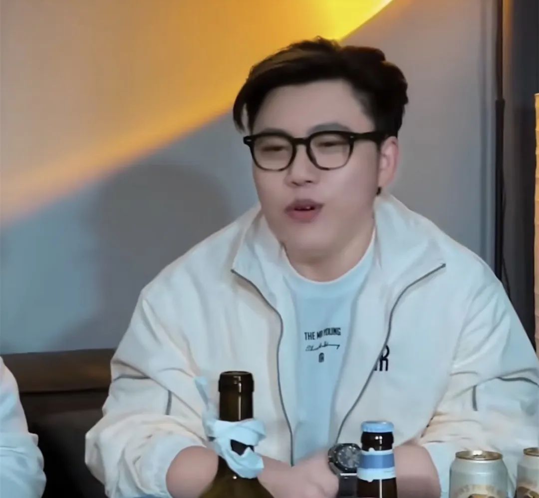 A recent photo of the champion of "The Voice" shows that Li Qi has a ...