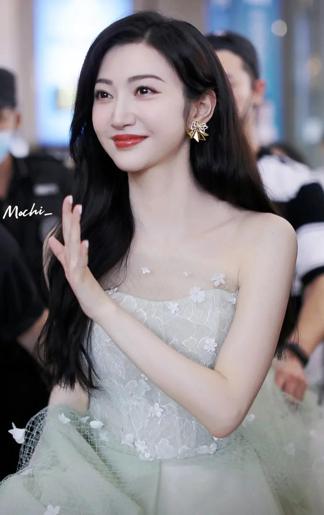 Jing Tian a beautiful girl - iNEWS