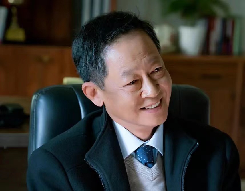 When a "plastic actor" sneaks into a medical drama and encounters a ...