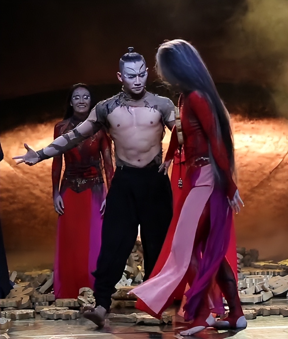 63-year-old Yang Liping was accidentally knocked to the ground by a ...