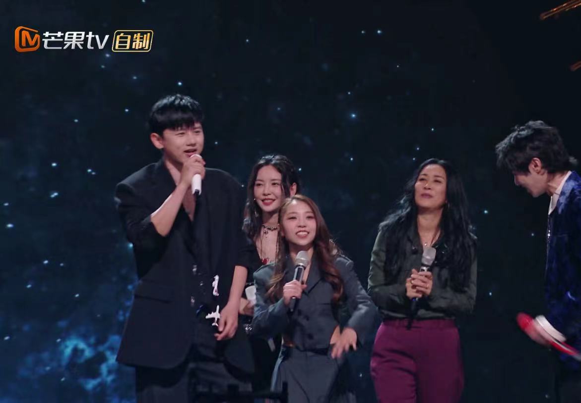 Na Ying imitated Fei Yuqing's singing movements, which caused a roar of ...