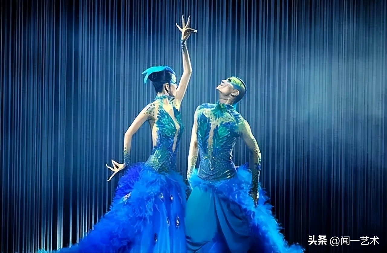 Naked bald peacock dance! Is it hooliganism? Or for art? - iNEWS