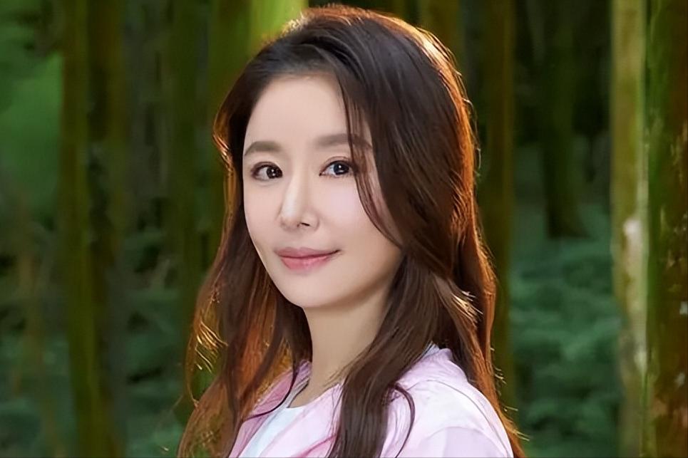 47-year-old Lin Xinru attended the event, wearing a pink dress to ...