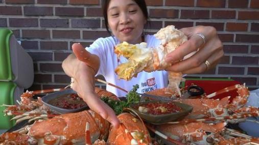 Internet celebrity eats "lobster feast" in Thailand, eating shredded ...