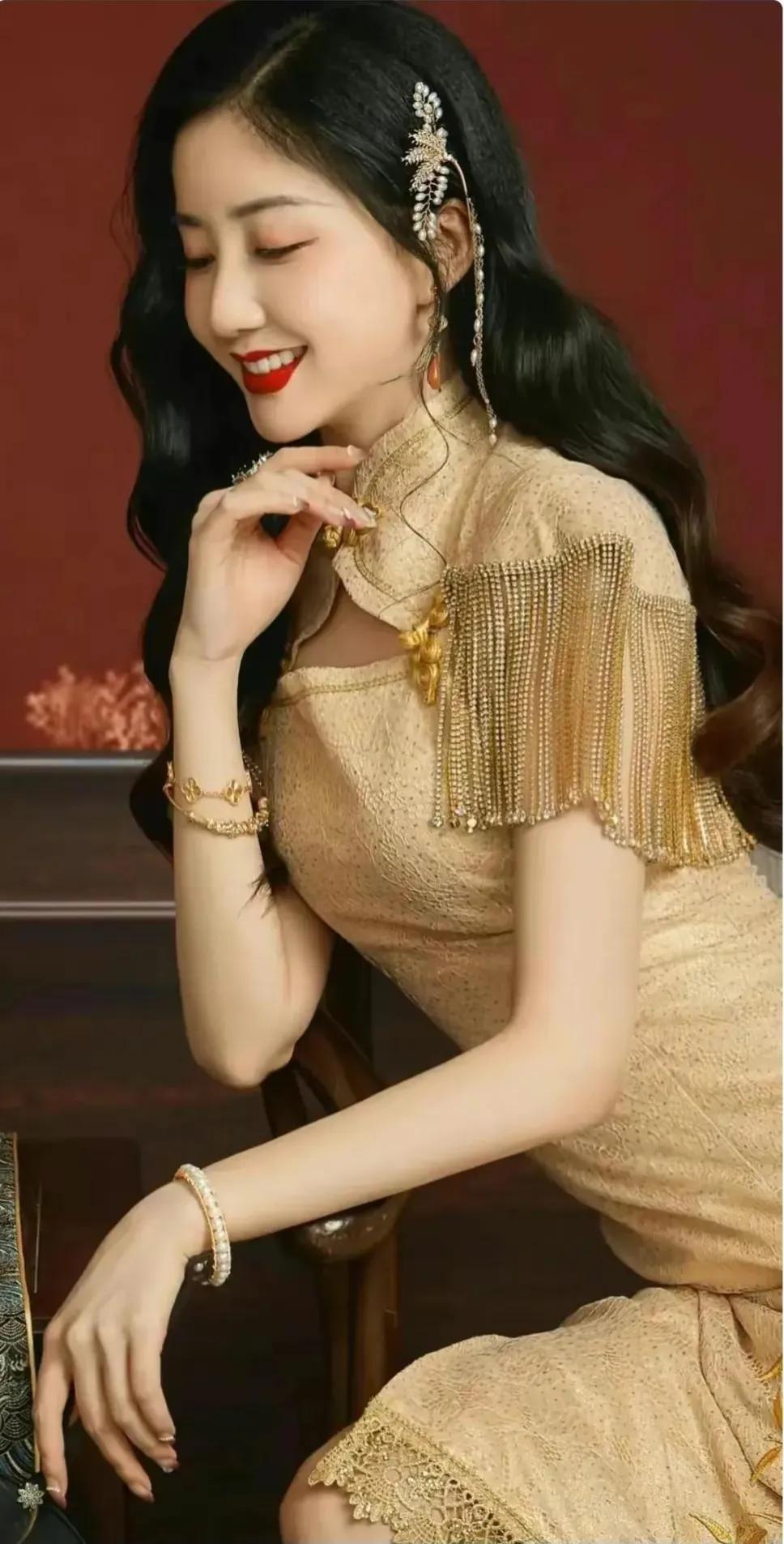 Chen Xinyu, elegant and generous, noble and glamorous, charming photo! - iNEWS