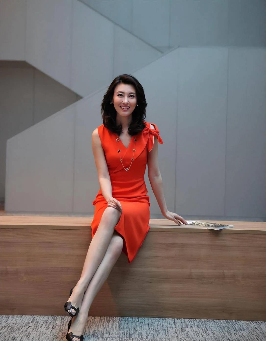 CCTV host - Li Hong - iNEWS