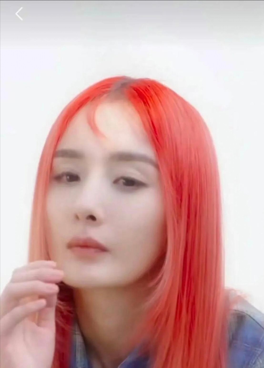 Spicy eyes! Yang Mi's red hair style was exposed, and she felt 10 years ...