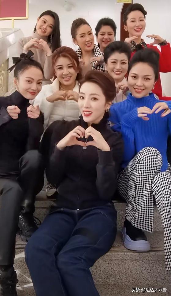 Angela Chang and Li Sisi have hot bodies in the same frame, Angela ...
