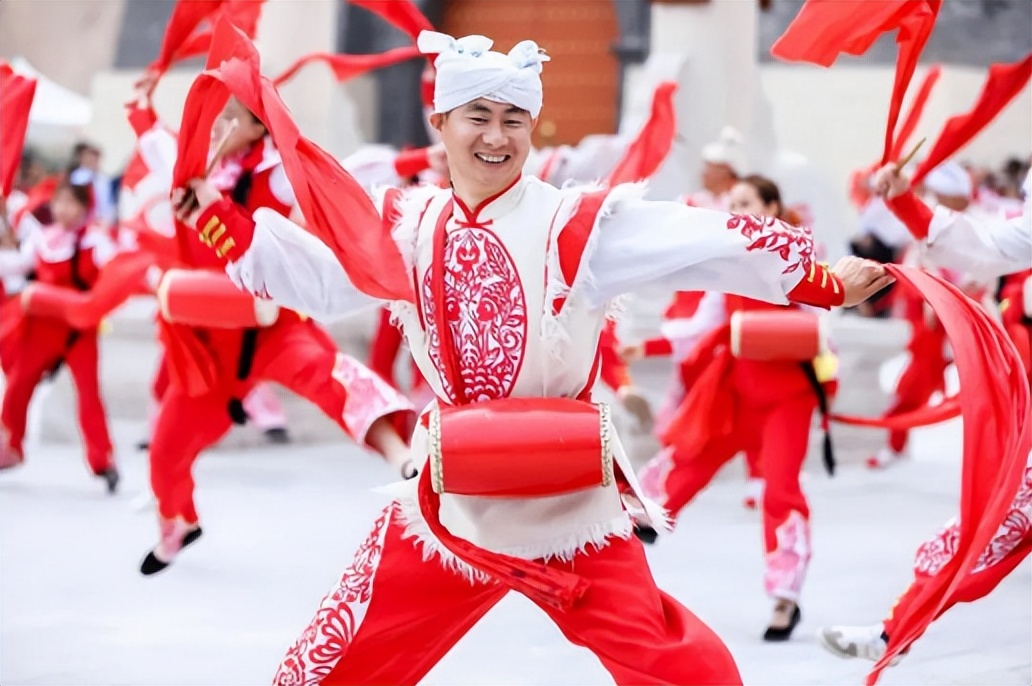 Walking into Yan'an Red Street, all over the red "culture" - iMedia