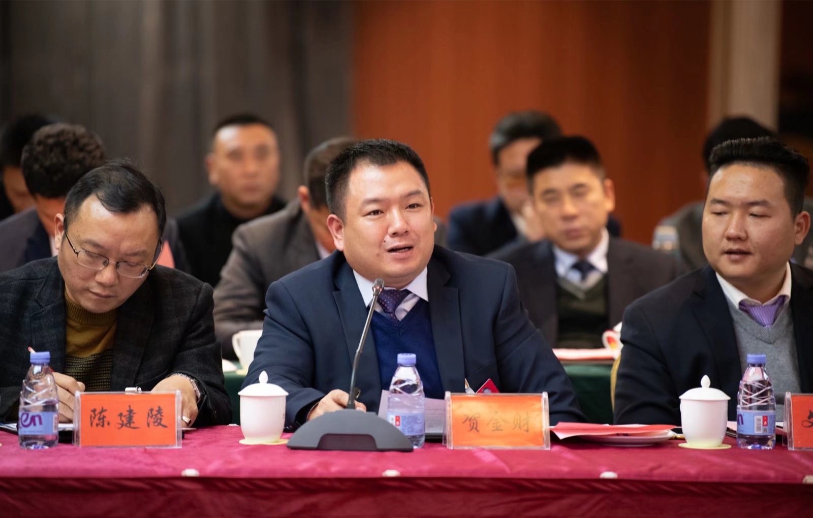 He Jincai, Senior Consultant of Qizi Jewelry in Ruili City, was hailed ...