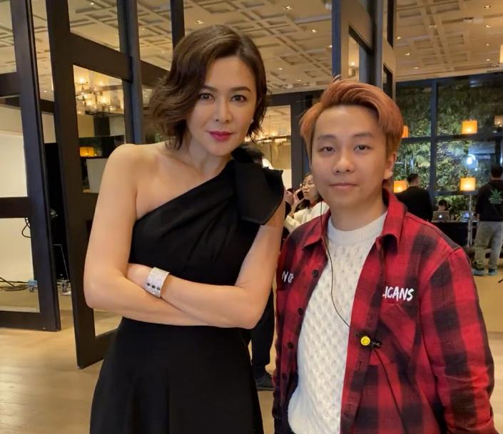 The 60-year-old Guan Zhilin showed up, and she took a group photo with ...