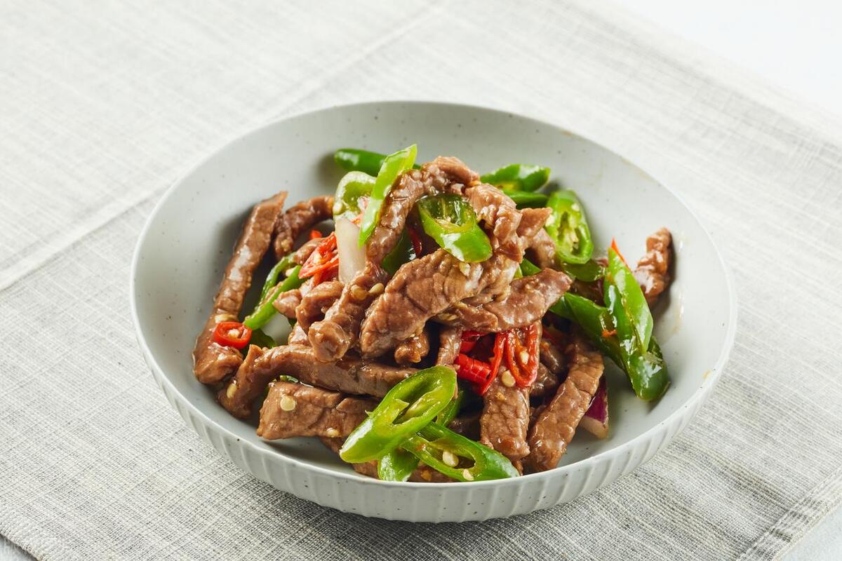 The chef teaches you how to make stir-fried yellow beef with meat and ...