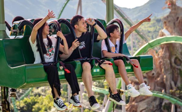 Quan Hongchan went to the amusement park again!Riding the roller ...