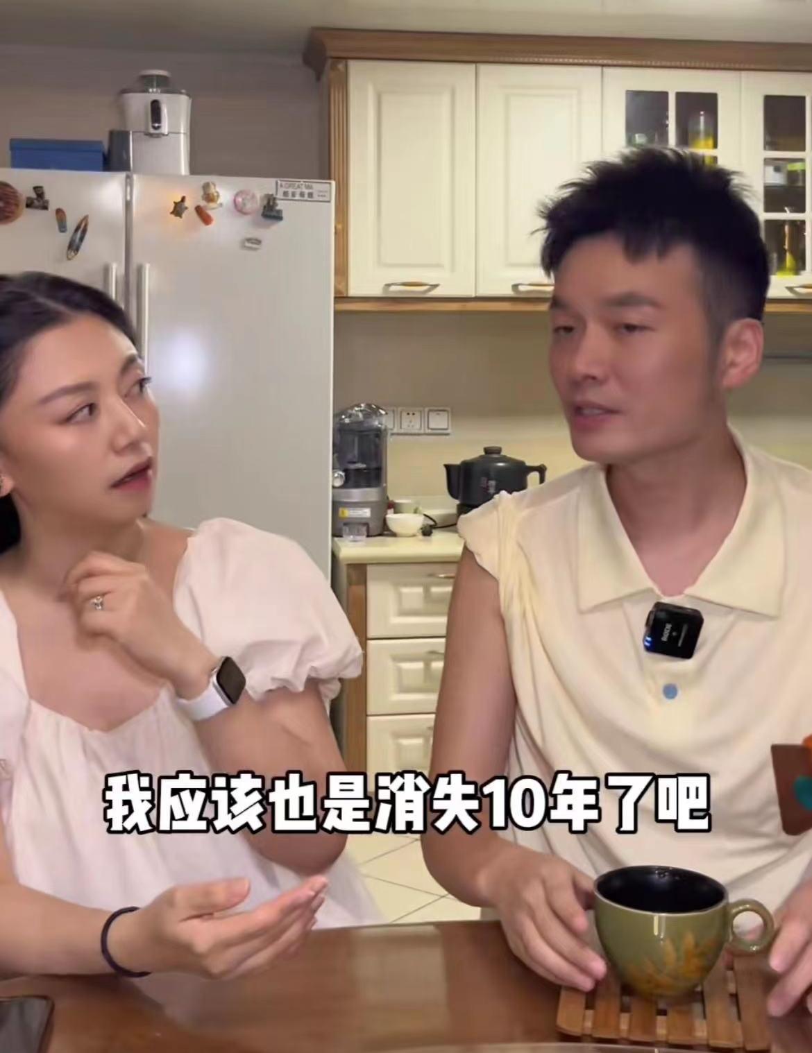 The 38-year-old host Yang Yi returned to China to visit relatives. He has fair skin, beautiful ...