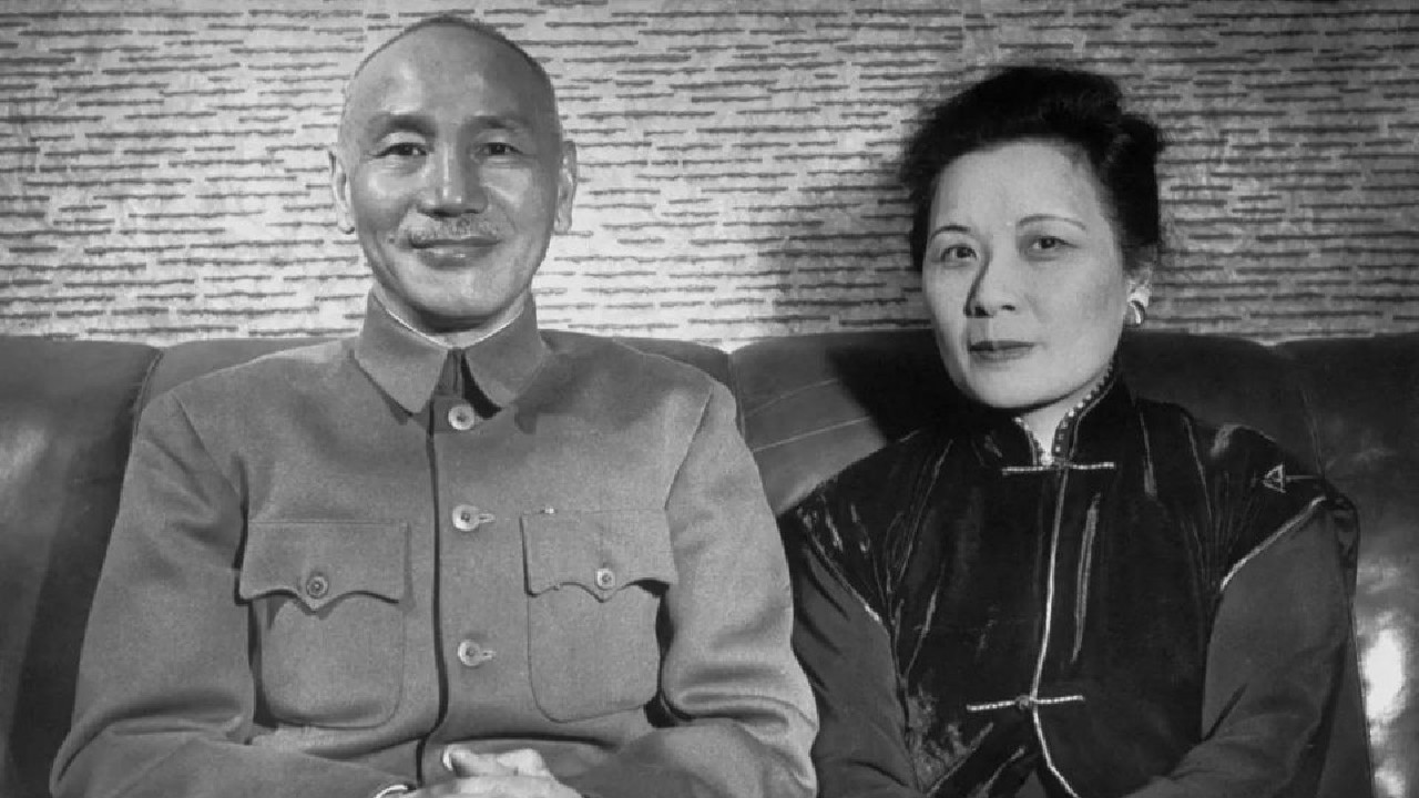After Chiang Kai-shek's death, he wore seven pairs of trousers into the ...