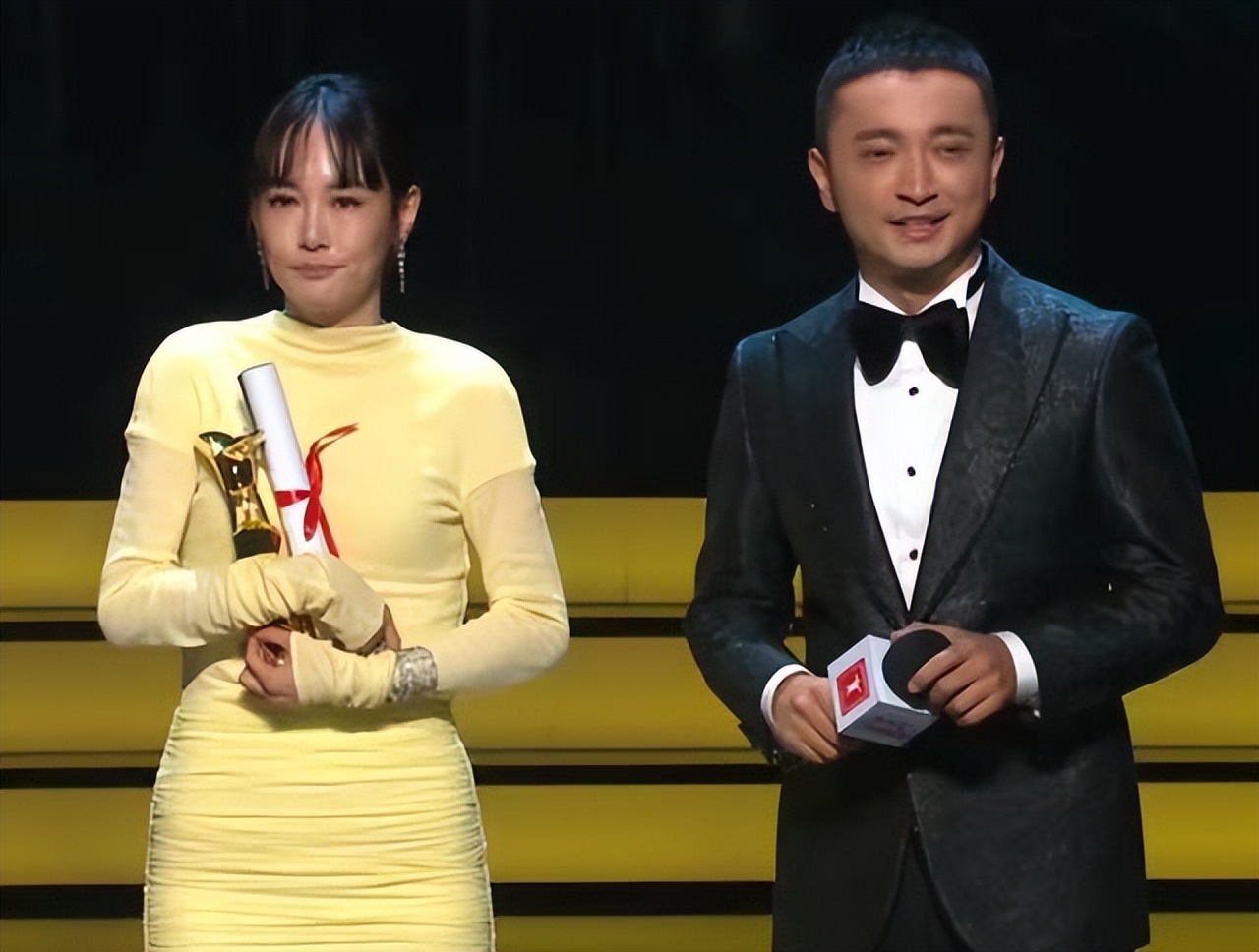 This night in Shanghai, Hu Ge heard Dapeng's micro expression when he won the best actor, whose ...