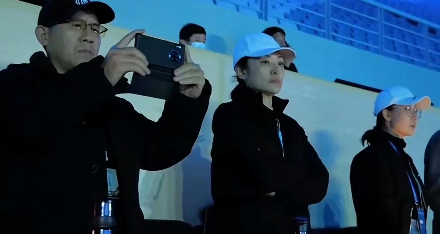 Zhou Tao is the chief director and takes behind-the-scenes photos. He ...