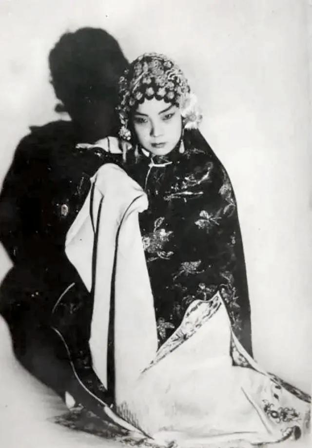 Why is Li Shiji, a famous Peking Opera star, questioned, just because ...